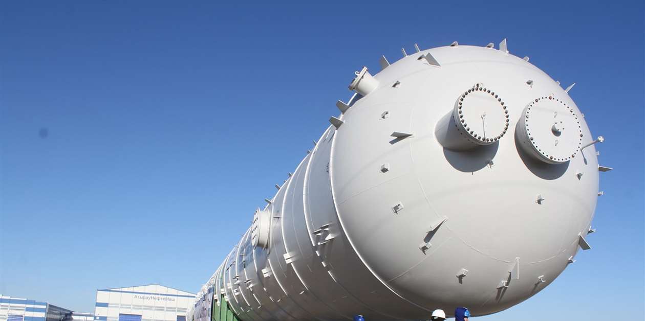 Sarens Transports Enormous C3 Splitter for Gas-Chemical Complex in ...