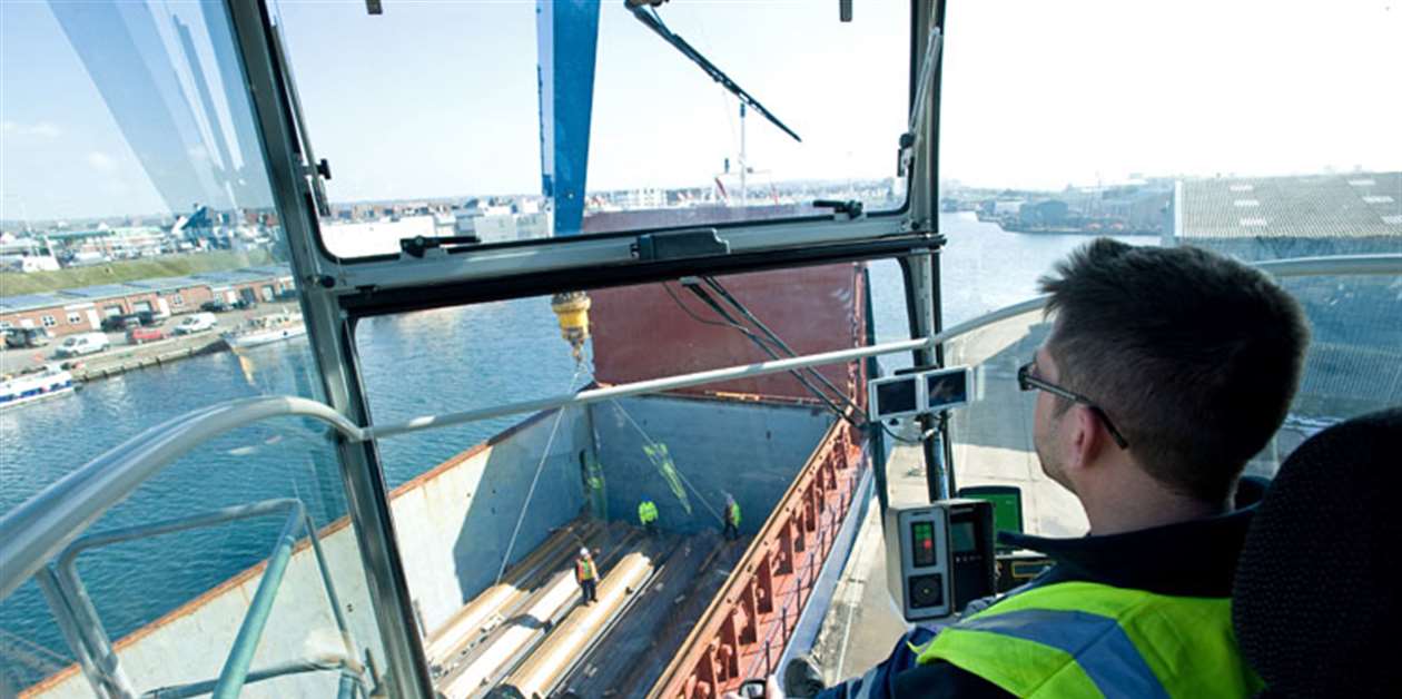 UK port adds Sennebogen 880 handler - KHL Group