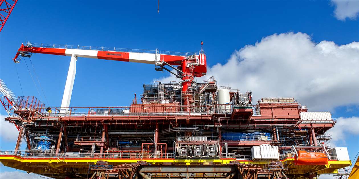 Mammoet loads out 7,400 tonne platform - KHL Group