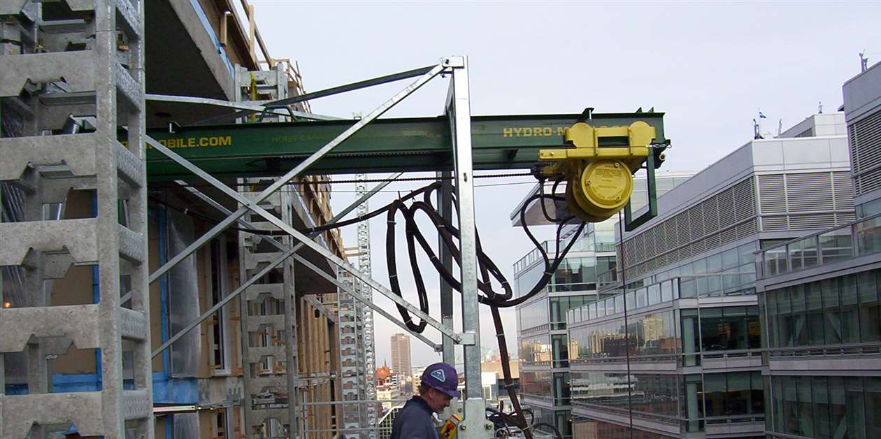 Material hoists on mast climbers - KHL Group