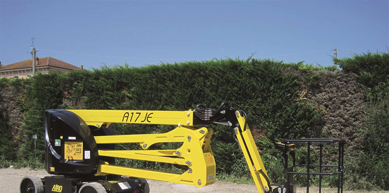 Articulating booms: Electric launches - KHL Group