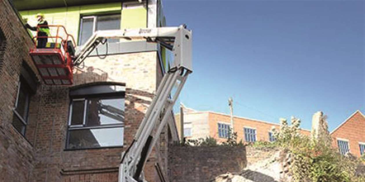 Articulating booms: Electric launches - KHL Group