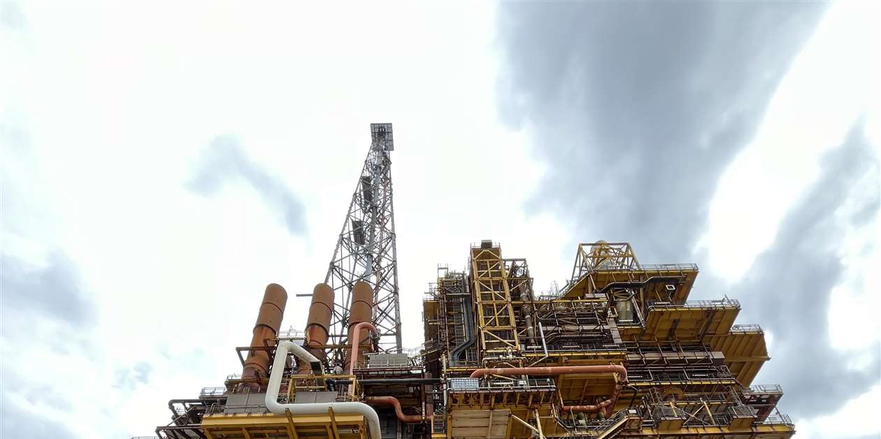 On the skids: loading in a 31,000 tonne module - KHL Group