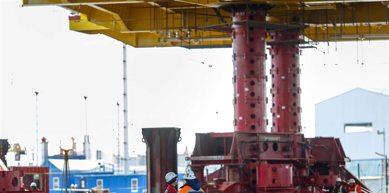 Mammoet loads out 7,400 tonne platform - KHL Group