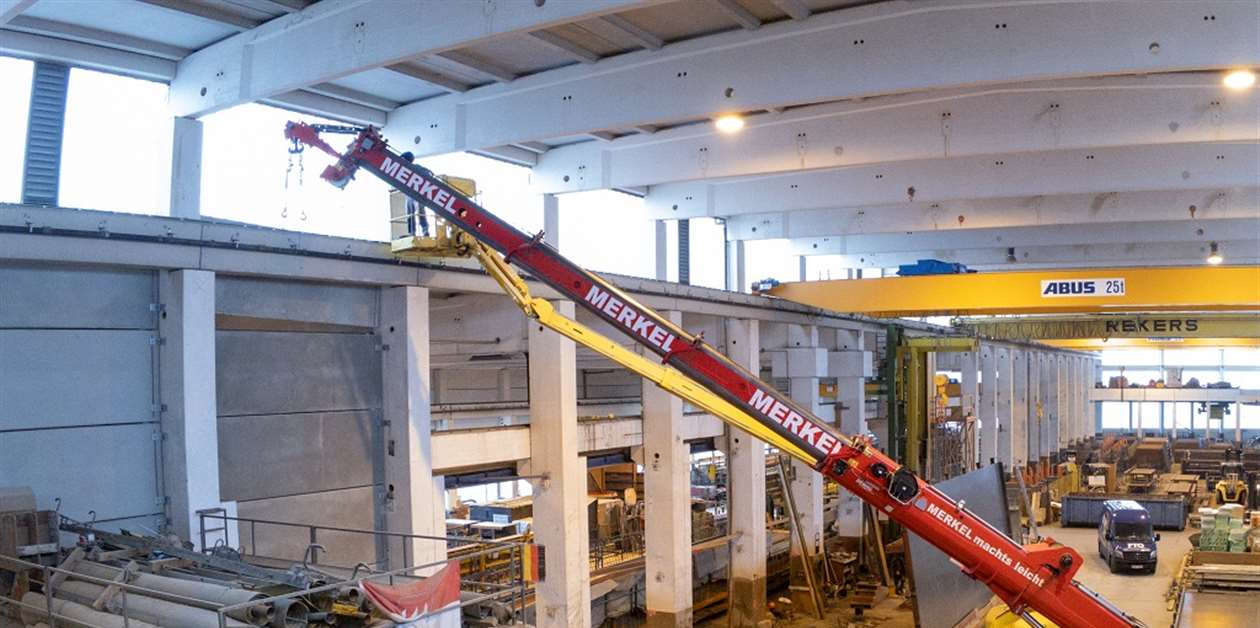 Demag AC 45 City places panels inside shop in Germany - KHL Group