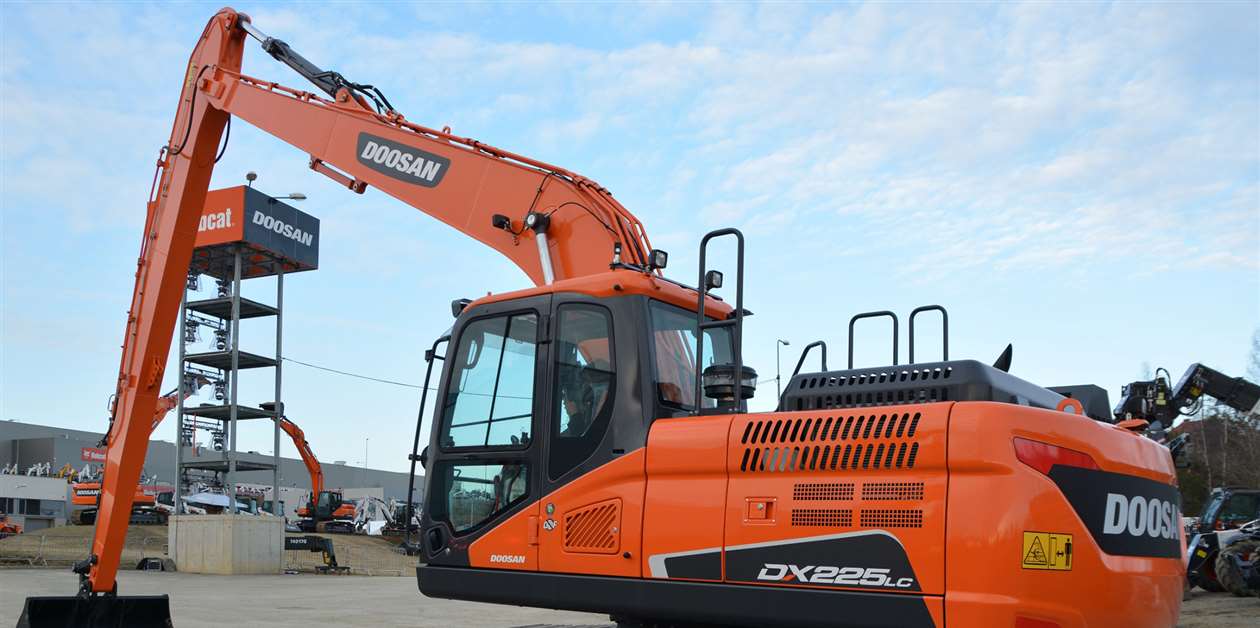 Doosan reaches out with super long excavator - KHL Group