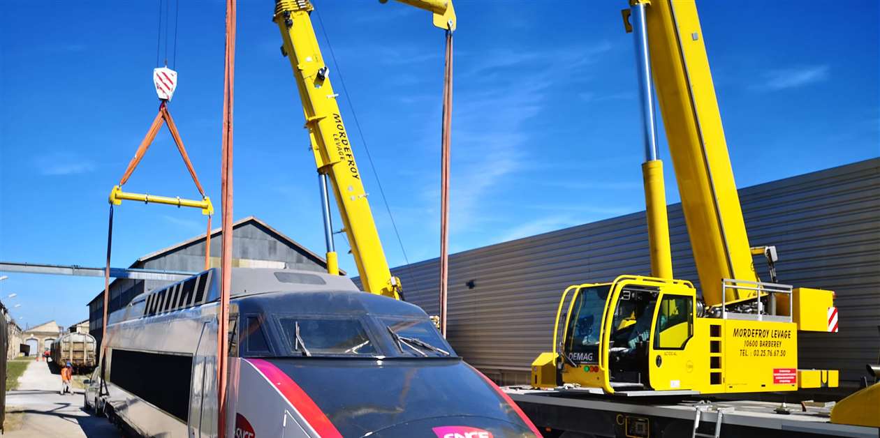 Cranes lift train - KHL Group