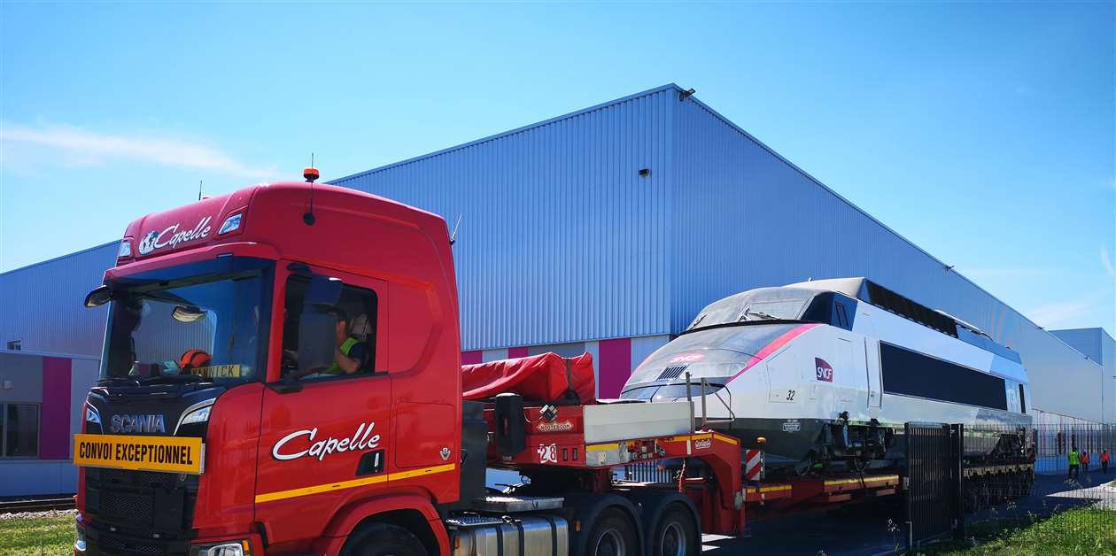 Cranes lift train - KHL Group