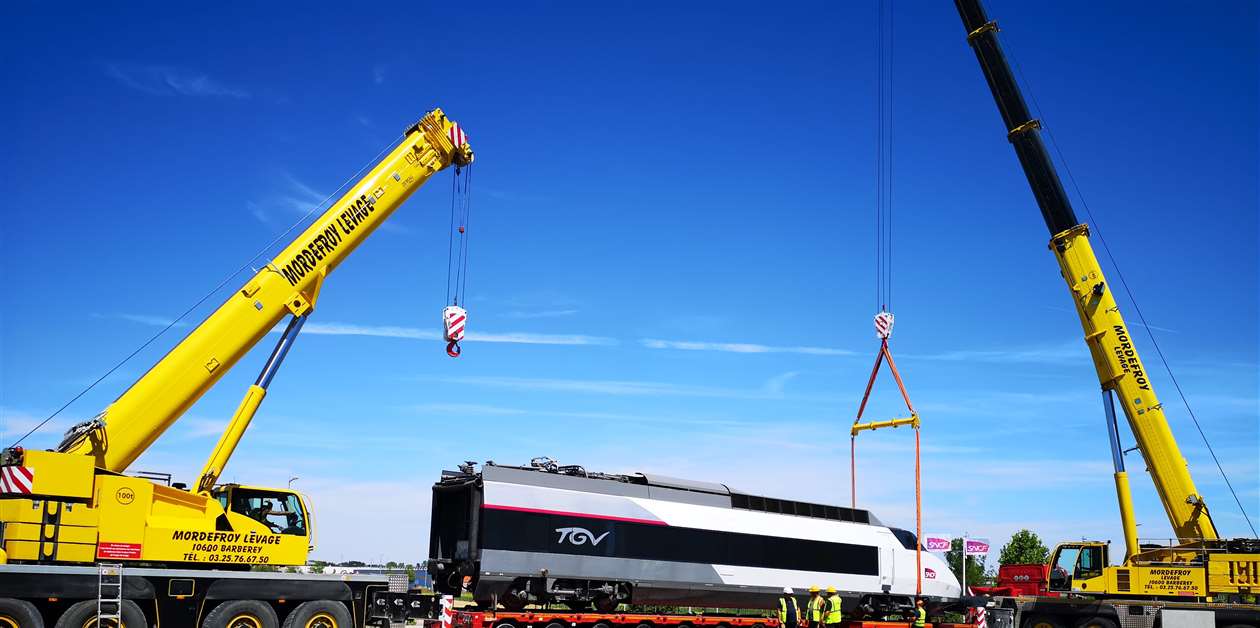 Cranes lift train - KHL Group