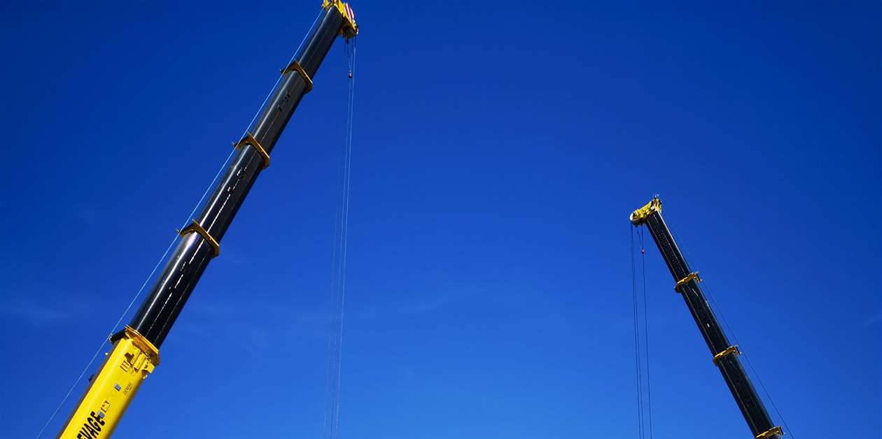 Cranes lift train - KHL Group