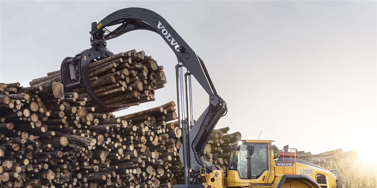 Volvo High Lift loader suited for log handling - KHL Group