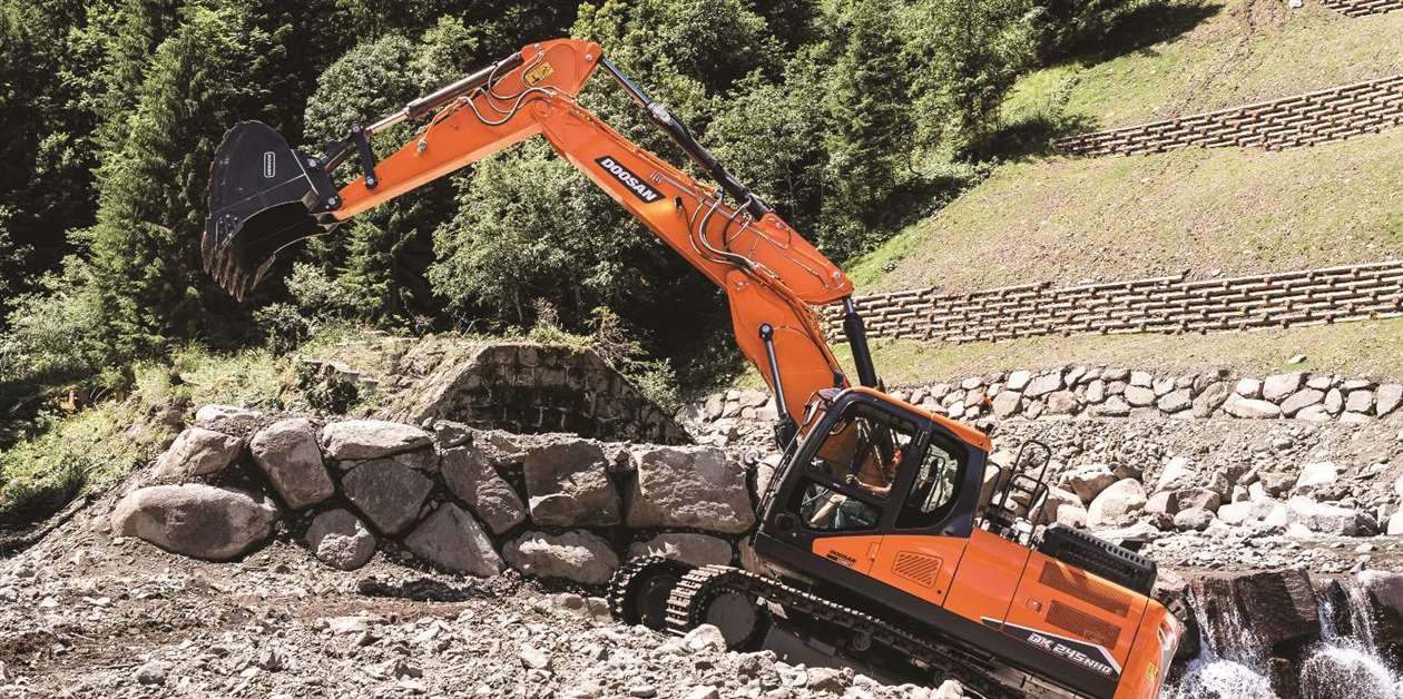 What makes the tracked excavator so versatile? - KHL Group