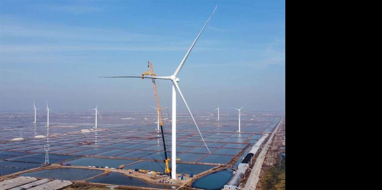 Wheeled mobile telescopic crane installs 8.5 MW wind turbine - KHL Group