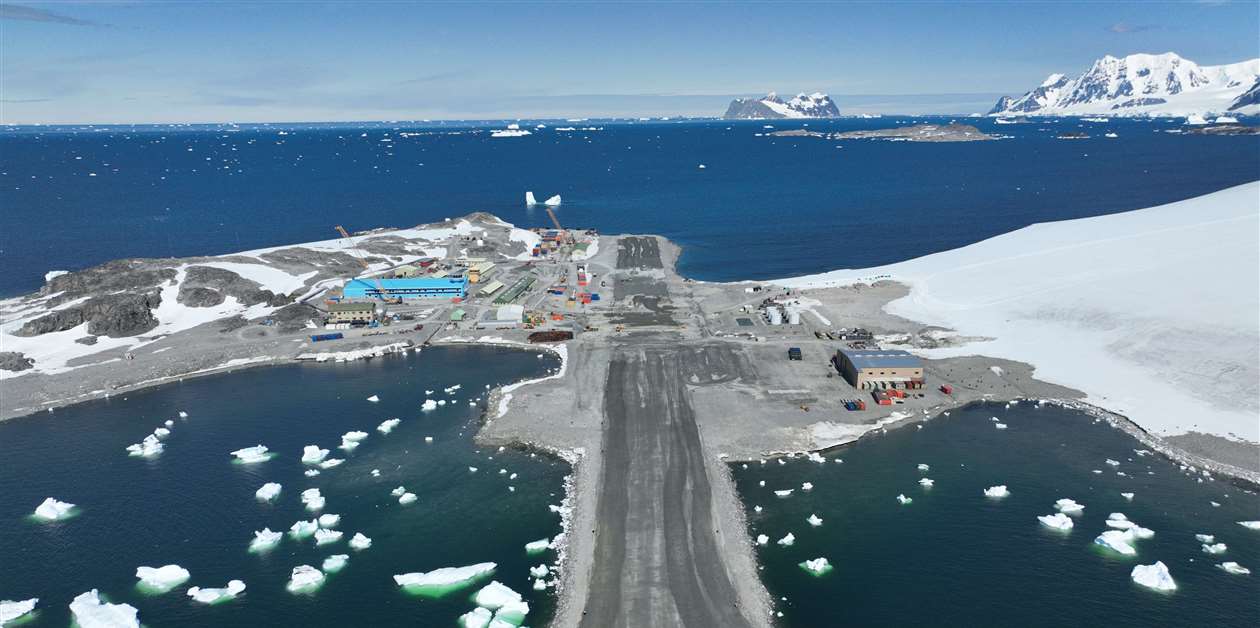 Resurfacing a runway in Antarctica - KHL Group