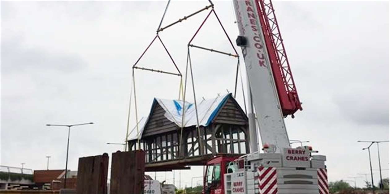 Berry Cranes lifts bus shelter - KHL Group