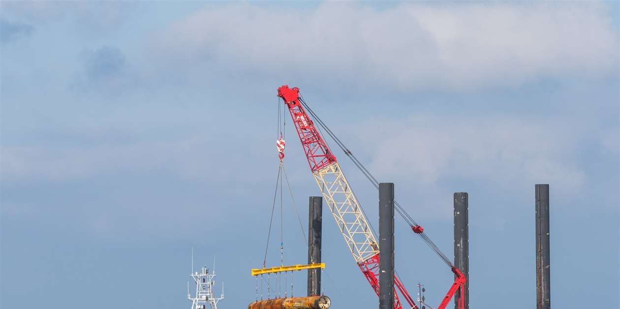 Lifting a TBM from the sea - KHL Group