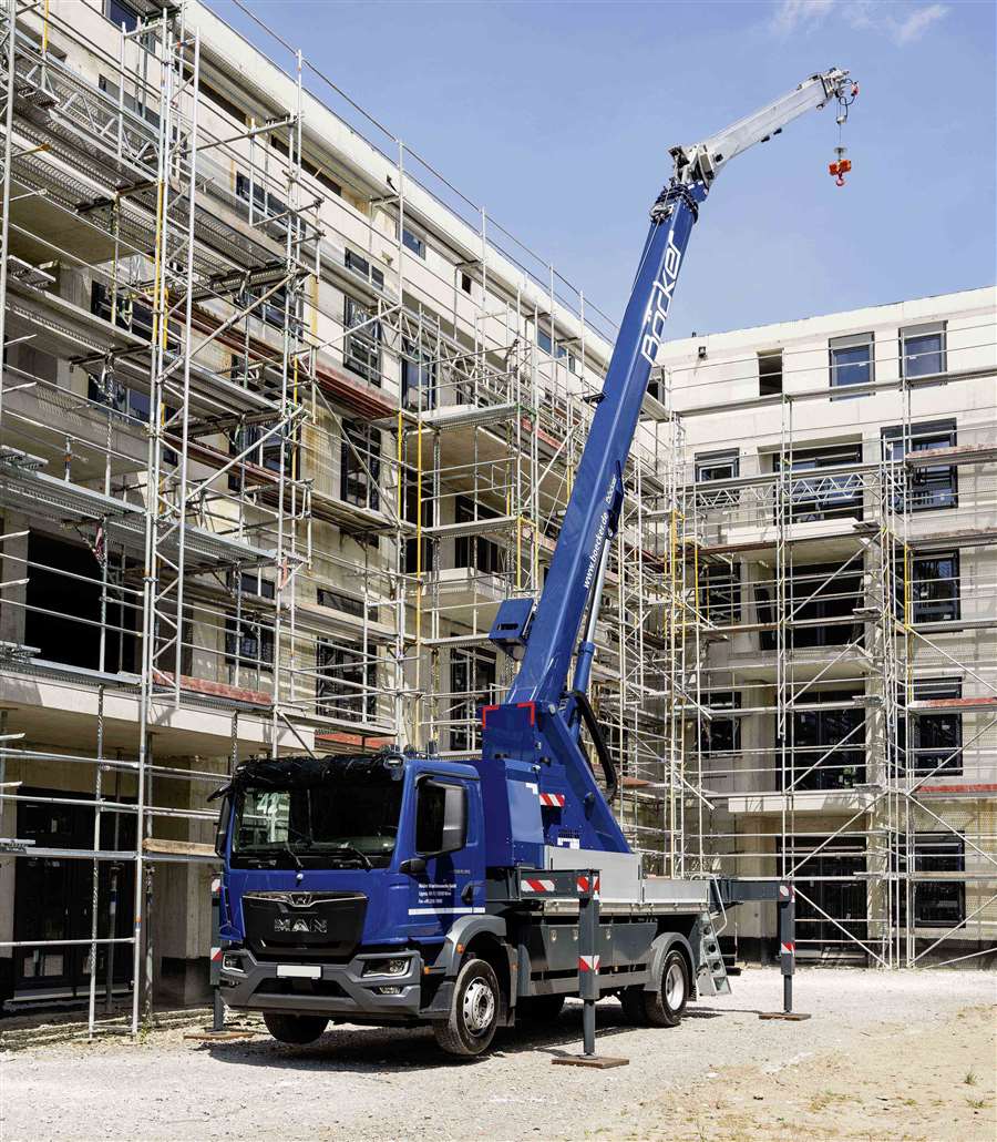 Böcker truck crane lifts roof sheets - KHL Group