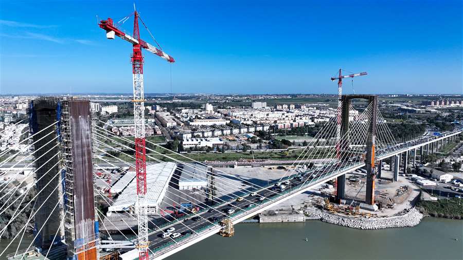 Tower cranes for bridge renovation - KHL Group