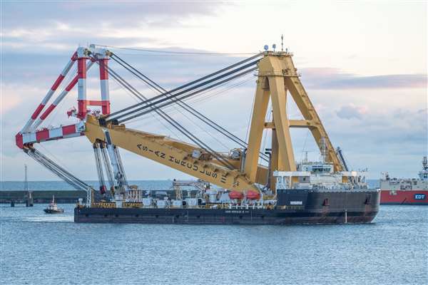 Giant floating crane for wind farm work - KHL Group